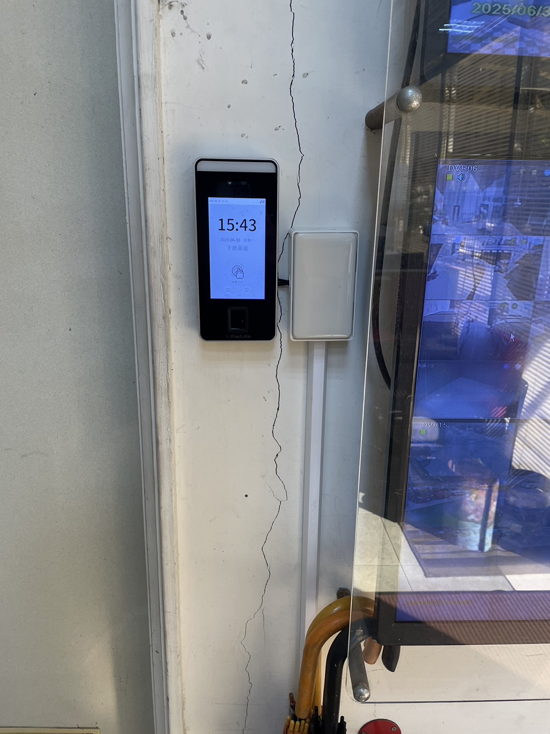 SF100指紋機人臉辨識機感應卡機多重整合功能，助力青埔分館實現智能差勤門禁系統 - 怡群科技｜人臉辨識機、指紋機、門禁、考勤系統專家